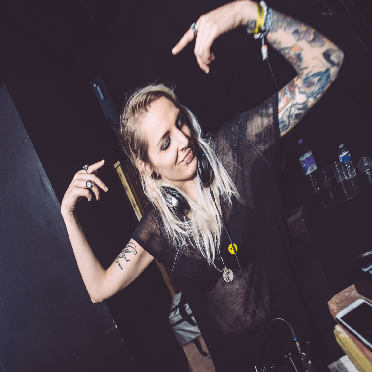 Queenie gets cute with Kubu – Wildblood and Queenie